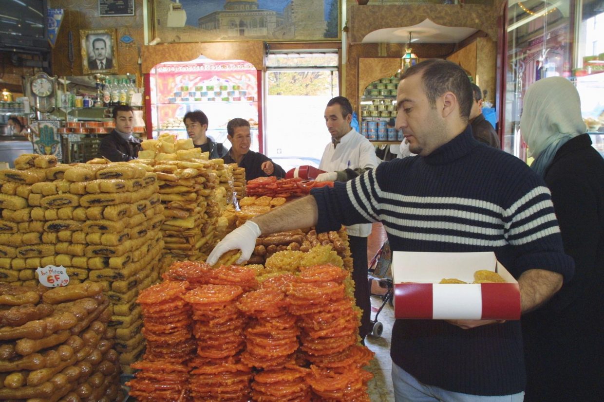 Ramadan 2022: les prix de la Zlabia et du Kalb ellouz flambent - Algerie360