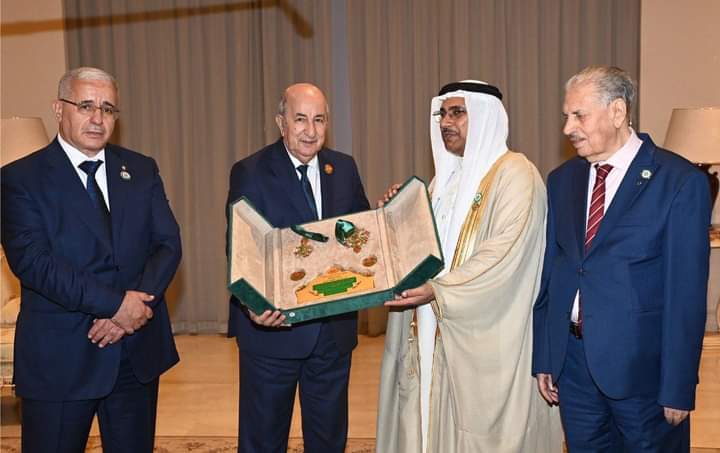 Le président du Parlement arabe décerne une médaille à Tebboune ...