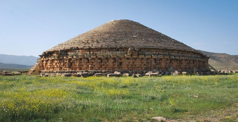 Restauration du mausolée d’Imedghassen : des experts américains à pied d’œuvre à Batna - Algerie360